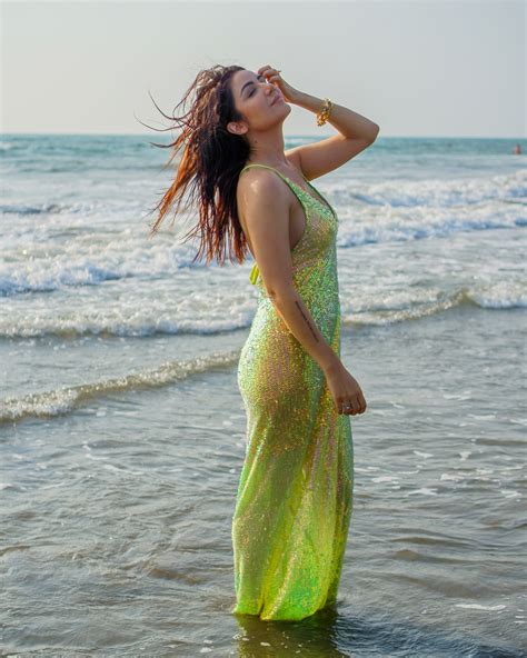 అమీ ఏలా అందాల సెగలు బీచ్‌లో పిచ్చెక్కించేస్తుందిగా Actress Amy Aela