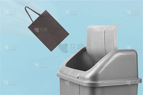 礼物袋，扔垃圾桶里