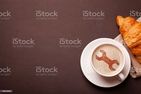 거품에 렌치와 커피 한잔입니다 나 처럼 크로 함께 휴식 수리 서비스 개념입니다 기술 지원 강철에 대한 스톡 사진 및 기타 이미지 Istock