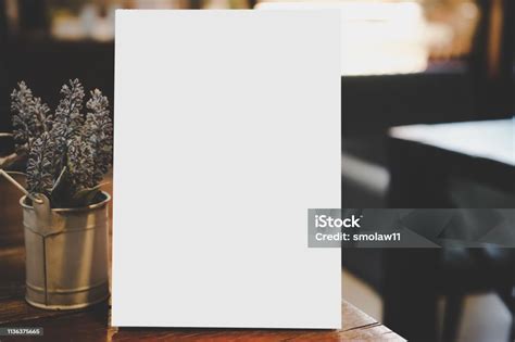 식물 냄비와 레스토랑 카페에서 빈 메뉴 프레임 흰색 라벨을 모의 테이블 카페테리아에 서 있는 소책자 장 종이 천막 카드 고객의 제품 배경 삽입 텍스트를 표시 합니다 0명에