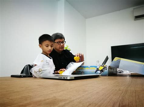 น้ สอนเด็กเขียนโปรแกรมคอมพิวเตอร์ที่ Spark Coding Academy Facebook