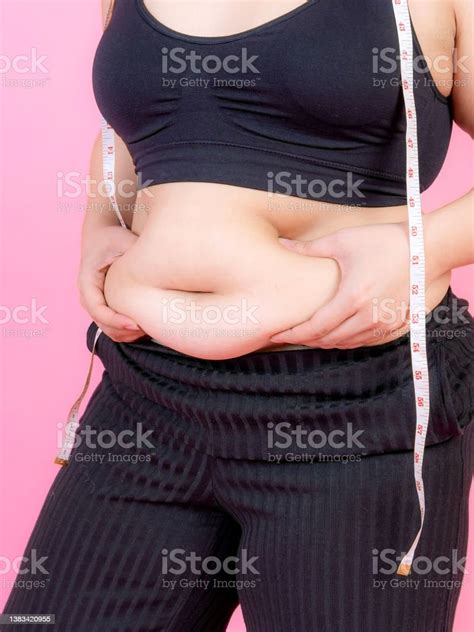 아시아 지방 여성 뚱뚱한 소녀 통통한 과체중 스퀴즈 배꼽 지방 에 측정 테이프 에 그녀의 목 여자 다이어트 라이프 스타일 과체중 문제 개념 개념에 대한 스톡 사진 및 기타