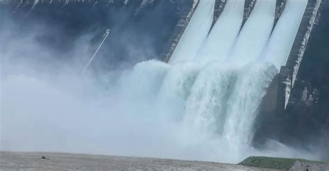 รวมรูปภาพของ สุดอลังการ เขื่อนขุนด่านปราการชลปล่อยน้ำผ่านสปิลเวย์ยักษ์