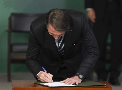 Bolsonaro Assina Medida Provisória Que Eleva Salário Mínimo Para R 1045