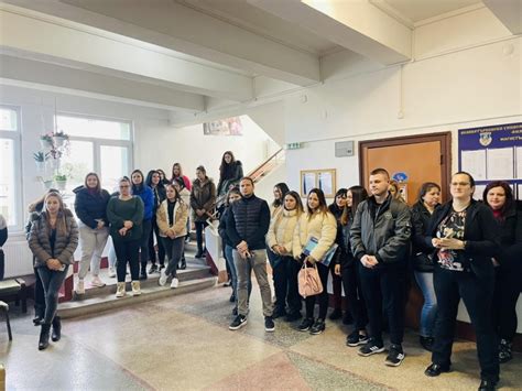 Деца от социалните услуги във Враца участваха в Коледен базар