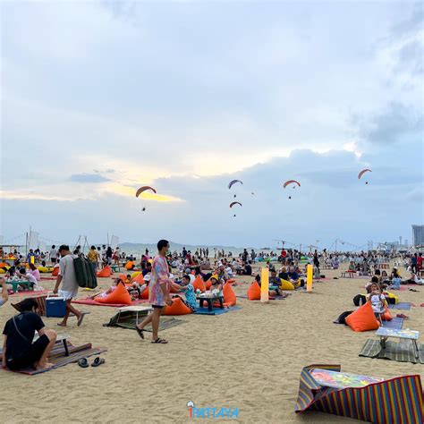 หาดจอมเทียนโฉมใหม่ สตรีตฟู้ดเพียบ คนแน่น นั่งริมหาดรับลมทะเลชิล ๆ