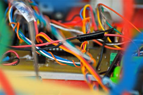 전자 및 로봇의 수 제 마이크로 회로와 컬러 와이어가 가까이 있습니다 전자 기기 및 메커니즘은 과학 전시회에서 제공 됩니다 0명에 대한 스톡 사진 및 기타 이미지 Istock