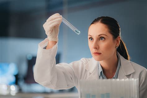 제약 실험실에서 백신에 대한 연구를하는 유리 병을 가진 과학 Dna 및 과학자 실험실의 시험관에서 화학 액체로 의료 혁신을 위해 일하는 캐나다 출신의 화학자 실험실에 대한