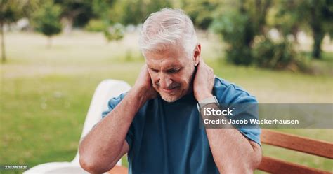 야외 목의 통증과 벤치에 있는 노인 피트니스와 실수로 인한 부상 관절 부상 및 긴장 연금 수급자 운동 및 공원의 노인 근육 긴장과 피로로 염증과 번아웃 목에 대한 스톡 사진