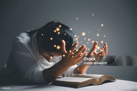 일몰 시간에 현대 집에서 무릎을 꿇고 기도하는 여자 하느님께 드리는 여성 가톨릭 기도 예배는 믿음으로 새벽에 가정에서 더 나은 삶을 기원합니다 무릎을 꿇고 있는 숭배자들의