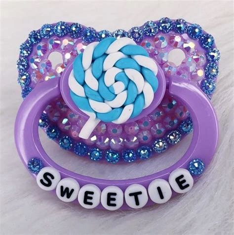 با مدل پستانک فانتزی دخترانه، به آرامش و خواب کودکتان جلوه‌ای خاص و