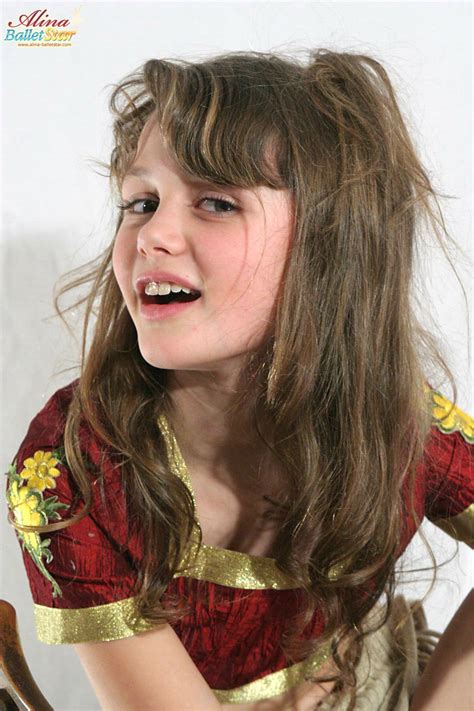 アリナ・バレエスター 古い椅子 微图坊