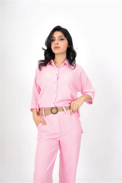 طقم نسائي أنيق قطعتين لون وردي قميص أكمام طويلة بياقة و أزرار أمامية و