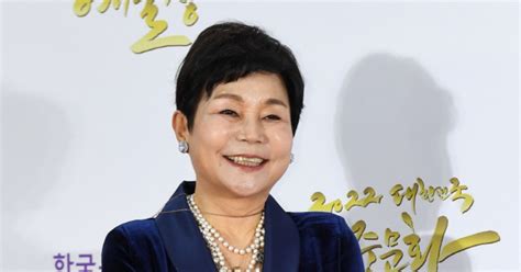 [포토]대중문화예술상 국무총리표창 수상하는 성우 홍승옥