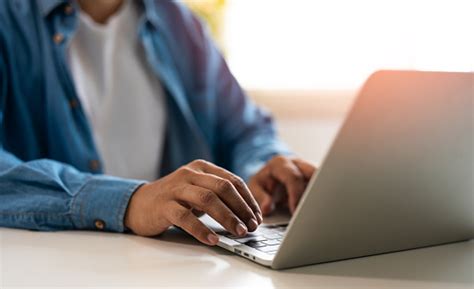 클로즈업 노트북 컴퓨터의 키보드를 타이핑하는 손 남자가 사무실 책상 위의 서류 작업과 인터넷 기술로 통신합니다 직장 사업가 전문직 새로운 직업 프로젝트 아이디어에 바쁘게