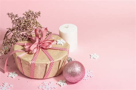분홍색 톤의 크리스마스 또는 새해 선물 컨셉 포장 상자 넥타이 활 마른 꽃 축제 장난감 0명에 대한 스톡 사진 및 기타 이미지