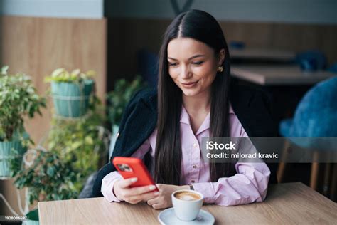 커피숍에서 스마트폰으로 문자를 보내는 아름 다운 젊은 여자 20 24세에 대한 스톡 사진 및 기타 이미지 20 24세 Brand Name Smart Phone 귀여운