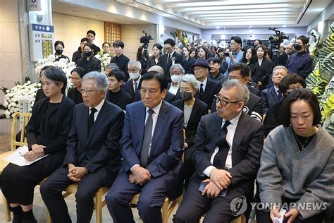 슬픔에 잠긴 유족과 조문객들 연합뉴스