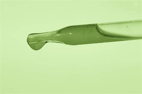 알로에 베라 에센스가있는 피펫 녹색 배경에 식물에서 주스 화장품 개념 특별한 악기의 클로즈업 피펫에있는 액체에서 거품이 생깁니다 건강 검진에 대한 스톡 사진 및 기타 이미지