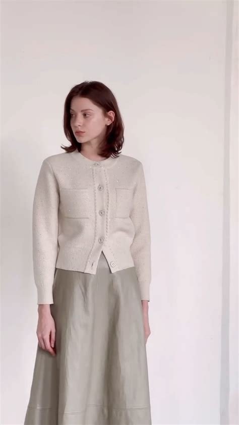 한스스타일fashion 피케 스팽글 울 가디건‘ Beige Pink S55 M66 L77 블루종되는 실루엣으로 포근한 두께감의 울 블렌드