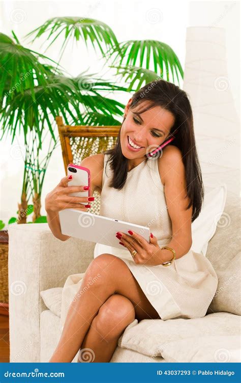 Красивая молодая элегантная женщина держа цифровой Стоковое Изображение изображение