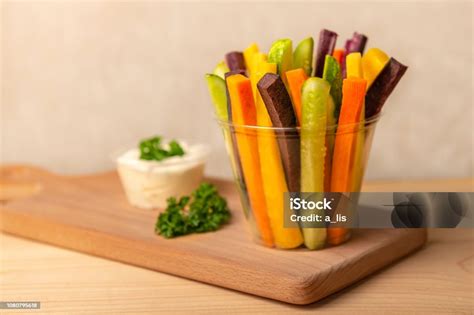 다채로운 당근과 오이 야채 샐러드와 사 우 어 크림 Julienned 나무 절단 보드 채식 건강 한 식 생활의 개념에 찍어 갈기갈기 찢어진에 대한 스톡 사진 및 기타 이미지