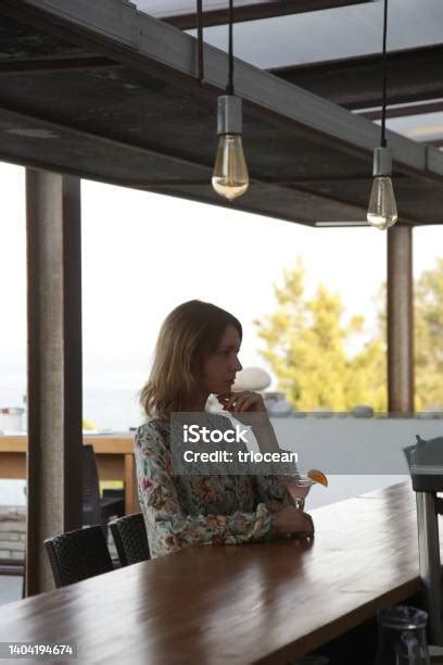 바 카운터에서 칵테일을 마시는 슬픈 심각한 여성의 측면 보기 여름에 대한 스톡 사진 및 기타 이미지 여름 우울함 35