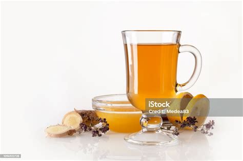 생강 레몬과 꿀 흰색 바탕에 녹색 자연 차 유리 컵 건강 음료입니다 갈색에 대한 스톡 사진 및 기타 이미지 갈색 감귤류 과일 개념 Istock