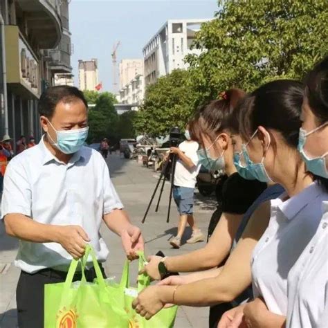 向高温下的坚守者致敬！区领导带队走访慰问高温一线工作者朱军勇吴武华防暑降温