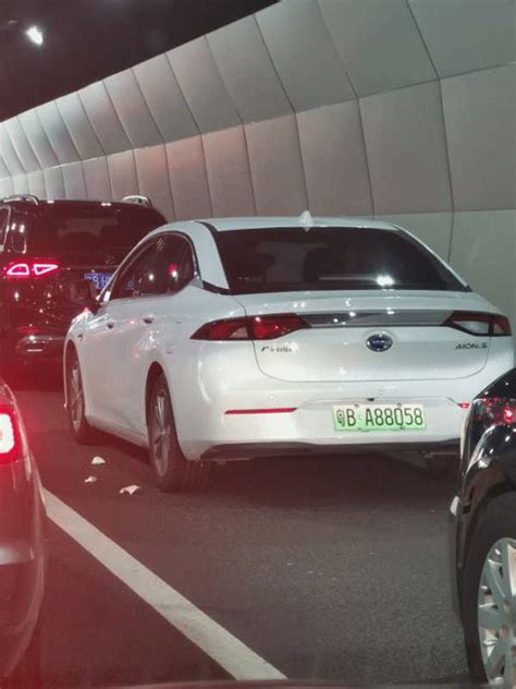 心太大了吧！男子竟在高速路上遛娃？这样开车，交警必查处！深圳新闻网
