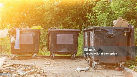 쓰레기 덤프 또는 매립지에 쓰레기 더미 오염 환경 보호 개념 자연에서 쓰레기의 환경 적 손상 공공 쓰레기 더미 쓰레기 덤프 쓰레기통 및 가방 0명에 대한 스톡 사진 및 기타