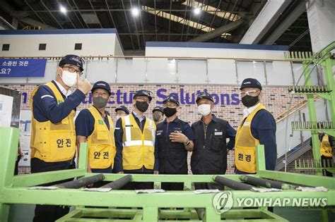현대두산인프라코어 인천 공장 점검하는 조영철 사장 연합뉴스