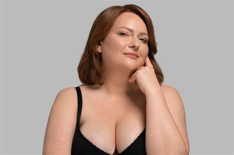 Vooraanzicht Plus Size Model Poseren In Studio Gratis Foto