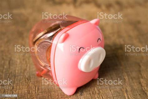 나무 테이블에 동전작은 돼지 저금통 닫아 돈을 절약의 개념 0명에 대한 스톡 사진 및 기타 이미지 0명 경제 금 금속 Istock