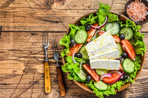 신선한 채소와 페타 치즈를 곁들인 그리스 샐러드 나무 배경 맨 위 보기입니다 복사 공간 0명에 대한 스톡 사진 및 기타 이미지