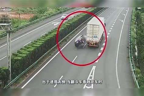 一家4口作死闯红灯，6秒后猛撞货车惨遭“团灭”，监控拍下惨烈过程监控团灭货车