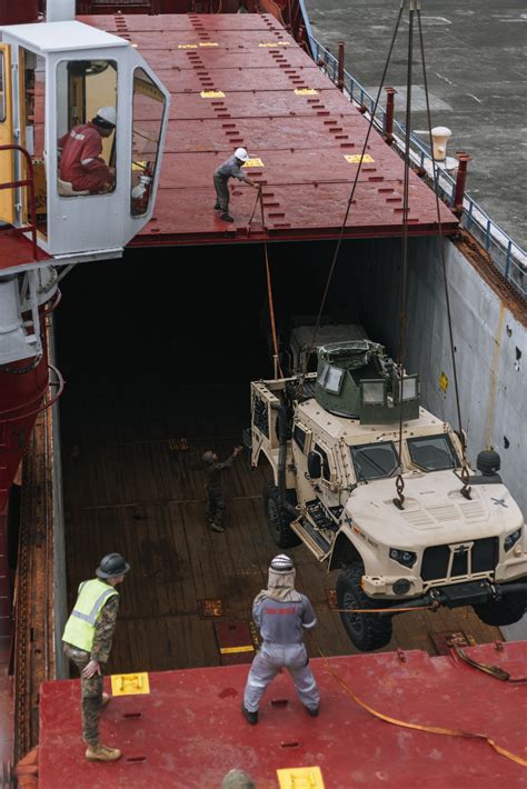 Dvids Images 3rd Mlr Loads And Offloads Jltvs With Commercial Vessel [image 8 Of 10]