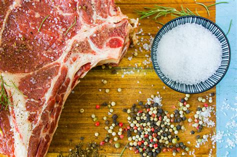 식탁에 있는 소고기 향신료 로즈마리 립 아이 스테이크 재료 후추와 거친 소금 0명에 대한 스톡 사진 및 기타 이미지 0명 건강한 생활방식 검은색 Istock
