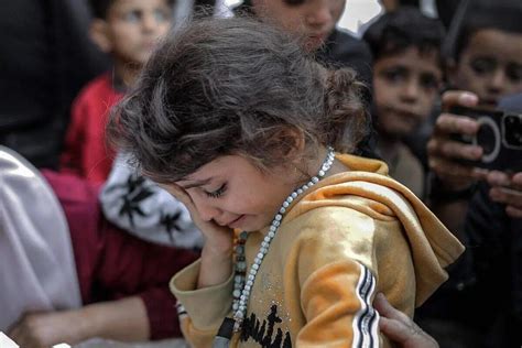 همشهری آنلاین اقدام نمادین زن سیاستمدار در حمایت از کودکان غزه نمایش پیکر کودک فلسطینی در