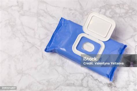 배경에 물티슈 팩 손과 몸 물티슈의 열린 팩 모형 깨끗한 물티슈 팩 디자인 텍스트의 위치 공간을 복사합니다 0명에 대한 스톡 사진 및 기타 이미지 Istock