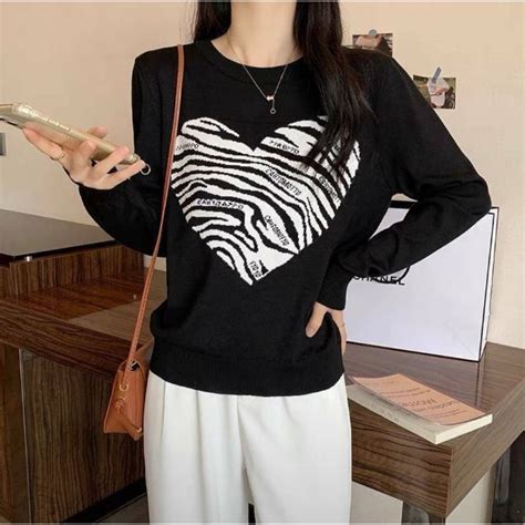 เสื้อไหมพรมแขนยาว พิมพ์ลายหน้าอกรูปหัวใจสไตล์เกาหลีมี 2 สี ขาวและดำอกยืดได้ 32 44 ยาว 25นิ้ว