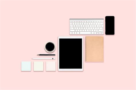 노트북 컴퓨터 디지털 태블릿 휴대 전화 및 액세서리와 함께 사무실 테이블의 평면 위치 사진 에 현대 배경 데스크톱 오피스 이랑 개념입니다 개념에 대한 스톡 사진 및 기타