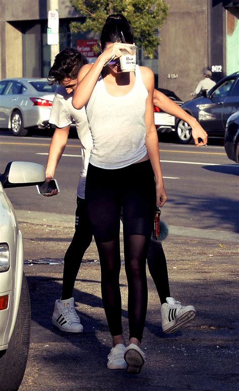 Mar Th Walking Around In La Kendall Jenner Fans Page