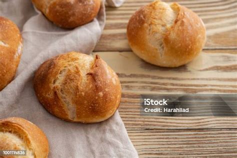 나무 테이블 배경에 구운된 빵의 구색입니다 공간에 복사 합니다 0명에 대한 스톡 사진 및 기타 이미지 0명 달콤한 음식 미국 Istock