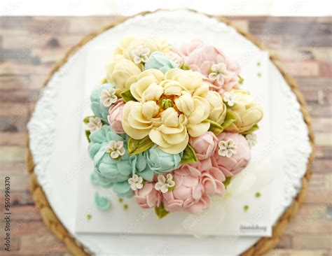 Foto Stock 화려한 색감의 버터 앙금으로 만든 쌀 백설기 떡 케이크 기념일 생일 꽃 케이크 Adobe Stock