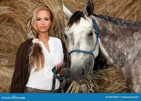 Mooi Jong Vrouw Paard Stock Foto Image Of Geacclimatiseerd Veevoeder
