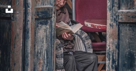 파란색과 흰색 격자 무늬 드레스 셔츠를 입은 남자가 빨간 의자에 앉아 사진 Unsplash의 무료 생명 이미지