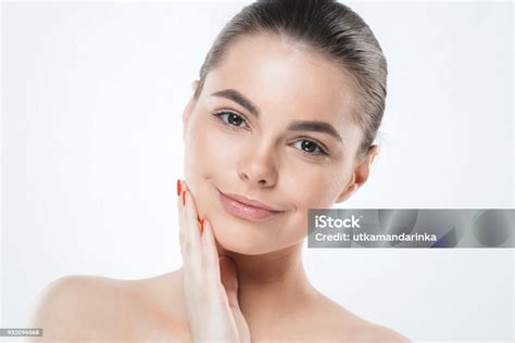 여자 피부 얼굴 아름 다운 건강 한 피부 관리 여성 초상화 화장 자연 스러운 메이크업 젊은 아름다움 모델 흰색 절연을 하지 않고 얼굴을 청소 갈색 머리에 대한 스톡 사진 및