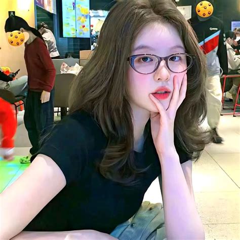 戴眼镜的女生手托脸颊，尽显温柔可爱气质 男女头像｜我的可爱分你一半表情包图片动图 求表情网 斗图从此不求人