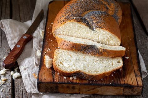 양귀비 씨앗 롤빵 나무 배경에 양귀비 씨앗빵 양귀비 씨앗을 곁들인 수제 케이크 건강에 좋지 않은 음식에 대한 스톡 사진 및 기타 이미지 건강에 좋지 않은 음식 건강한